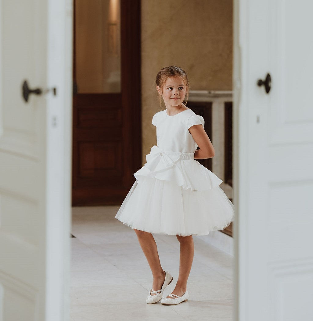 Witte jurk met tule en peplumdetail – GYMP