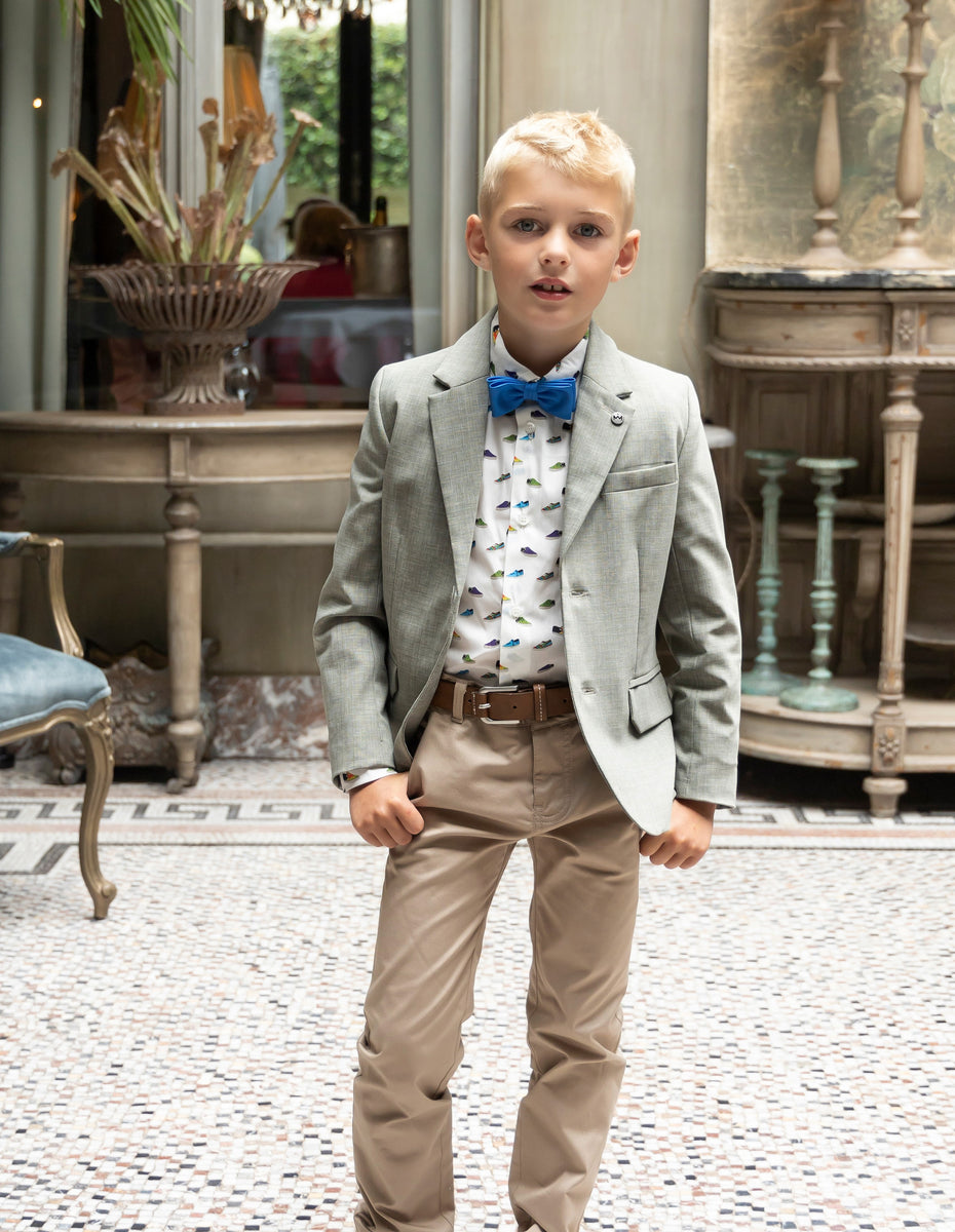 Beige chinobroek, kaki jasje en speels hemd met blauwe strik | GYMP