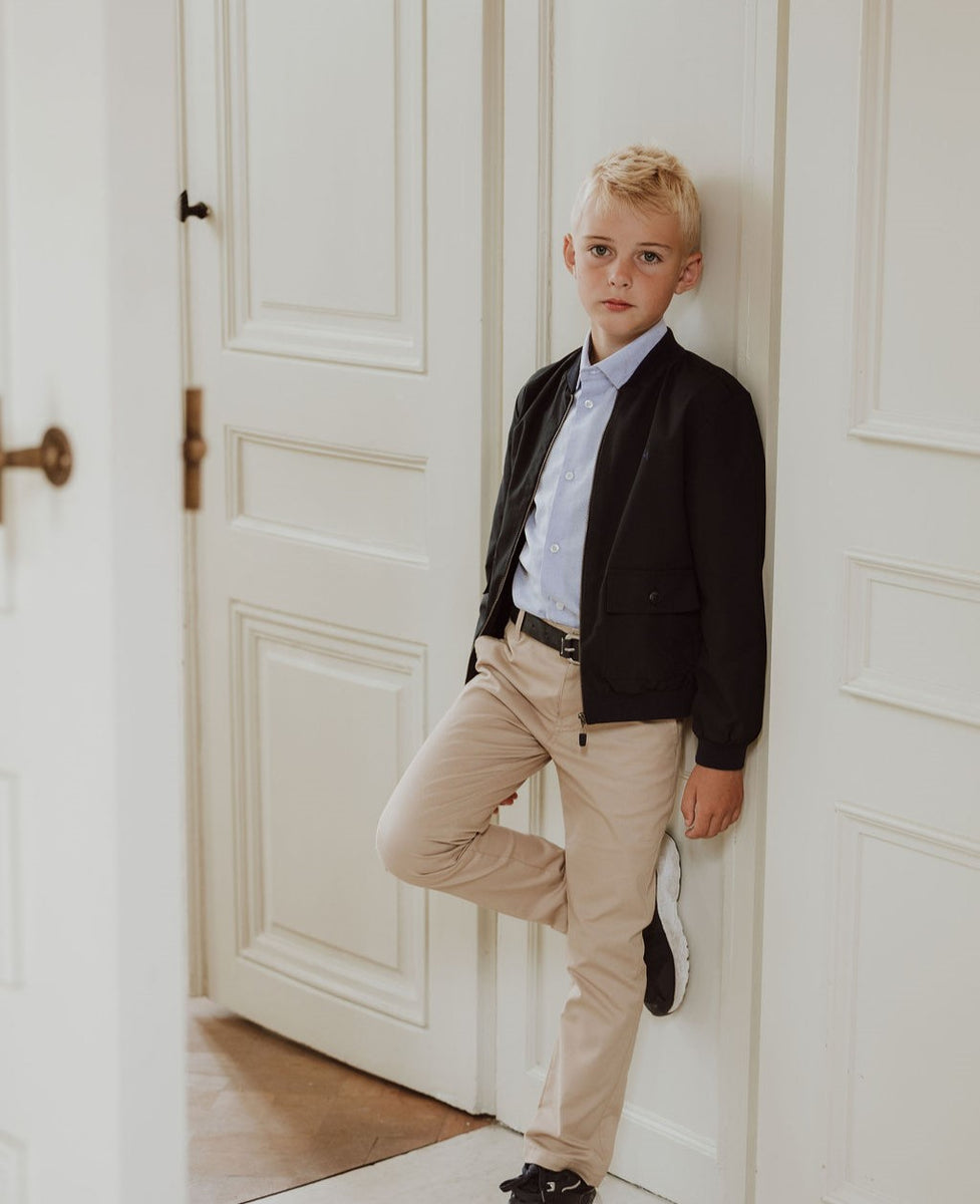 À la fois cool et élégant en bleu marine et beige – GYMP